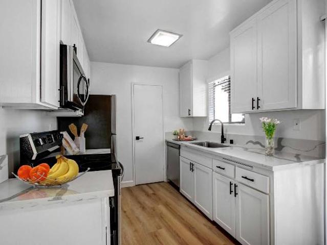 1 Br, 1 bath, Apartment 10990 Wellworth Ave