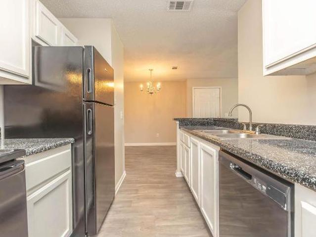 1 Br, 1 bath, Apartment 1000 Commons Cir