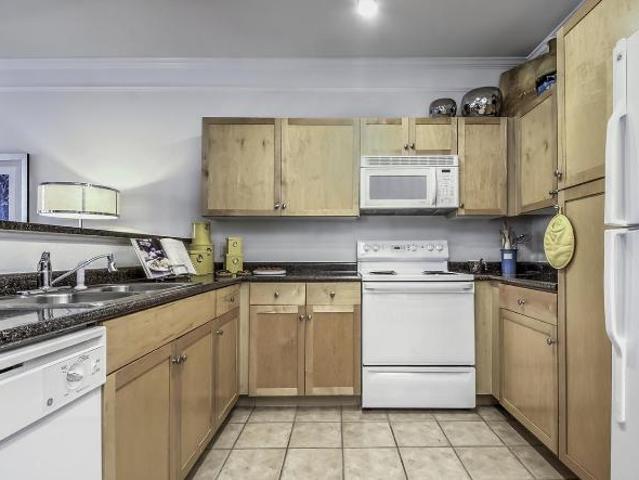 1 Br, 1 bath, Apartment 10300 Pine Lakes Ct