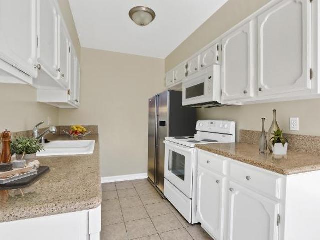 1 Br, 1 bath, Apartment 115 N Doheny Dr