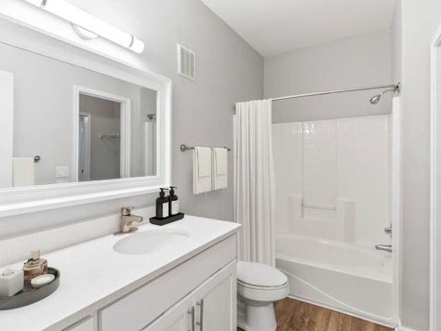 1 Br, 1 bath, Apartment 1100 Legends Club Dr