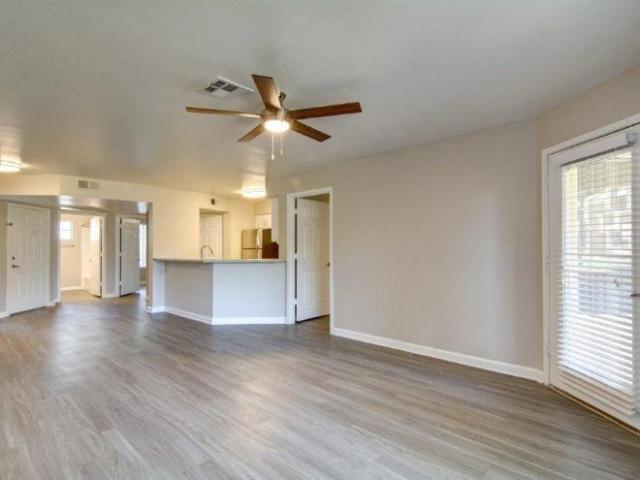 1 Br, 1 bath, Apartment 110 E Greenway Pkwy