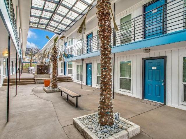 1 Br, 1 bath, Apartment 1111 South Oak