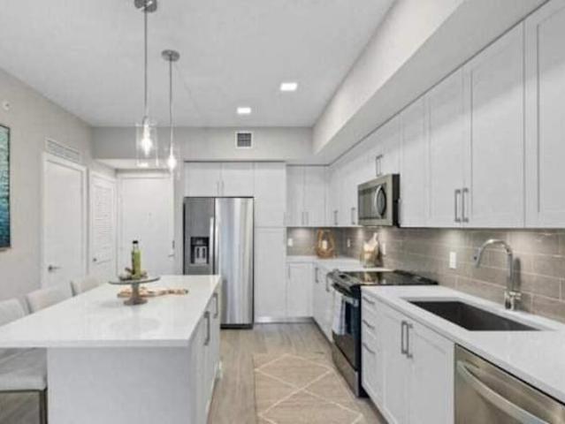 1 Br, 1 bath, Apartment 11 NE 24th Ave