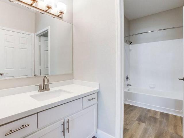 1 Br, 1 bath, Apartment 1250 W Grove Parkway