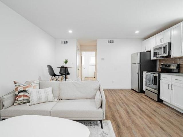 1 Br, 1 bath, Apartment 125 E 8th St