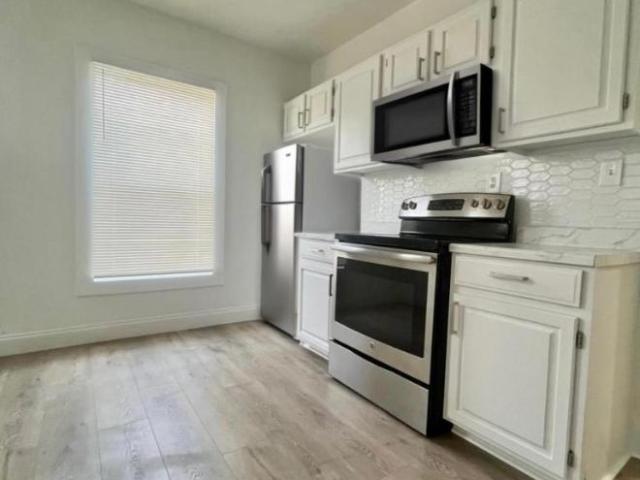 1 Br, 1 bath, Apartment 126 S Waterloo Ave