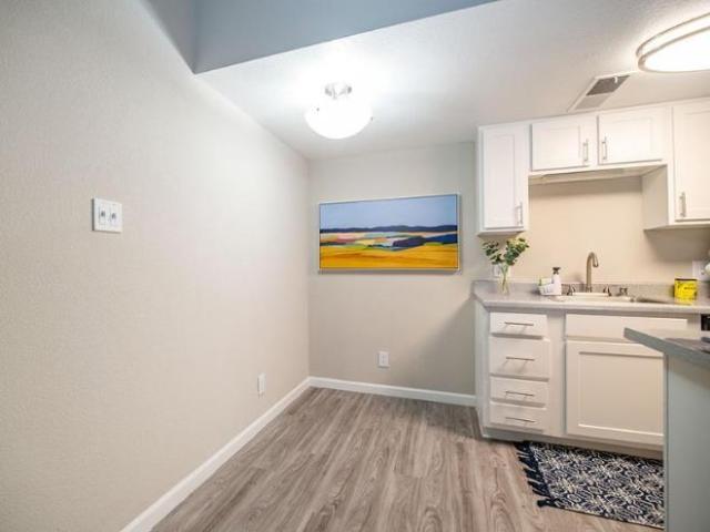 1 Br, 1 bath, Apartment 12700 Indian School Rd NE