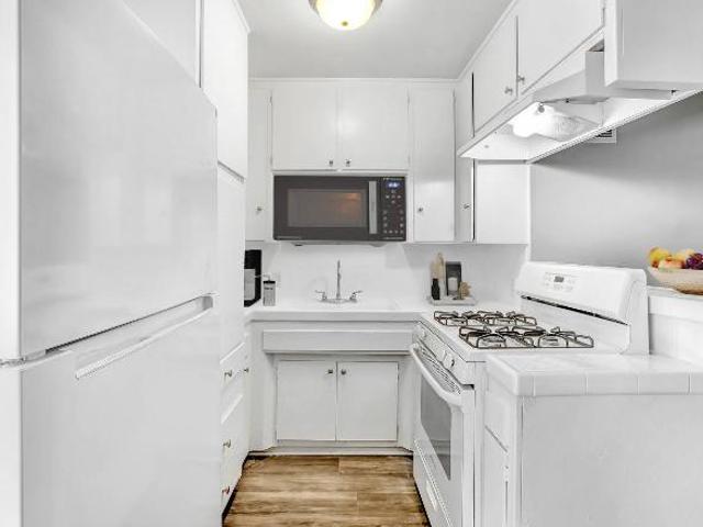 1 Br, 1 bath, Apartment 12004 12020 Vanowen Street