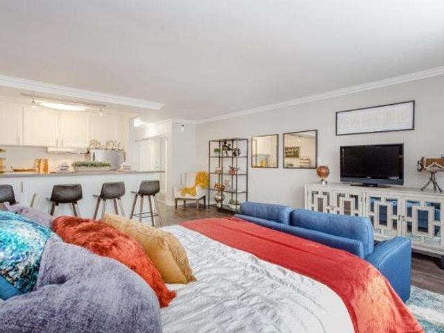 1 Br, 1 bath, Apartment 1200 W Riverside Dr