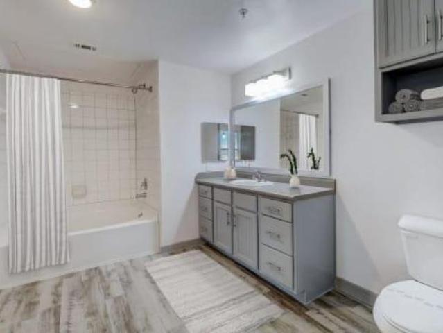 1 Br, 1 bath, Apartment 1200 N Gateway Blvd
