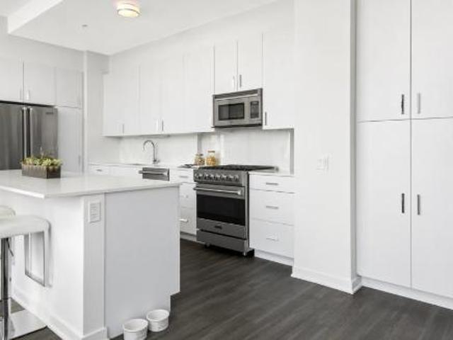 1 Br, 1 bath, Apartment 1201 N LaSalle Dr