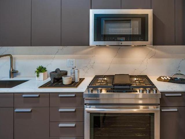 1 Br, 1 bath, Apartment 1210 N State Pkwy