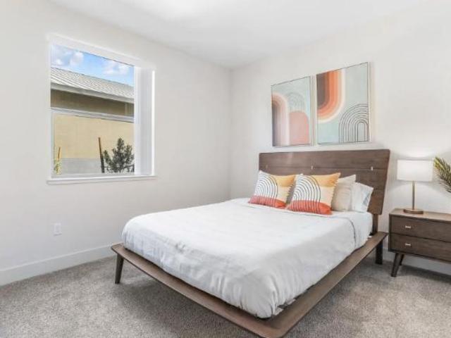 1 Br, 1 bath, Apartment 1360 Lakeside Ave