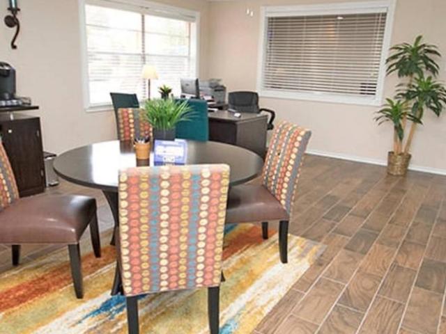 1 Br, 1 bath, Apartment 1369 N Hampton Road