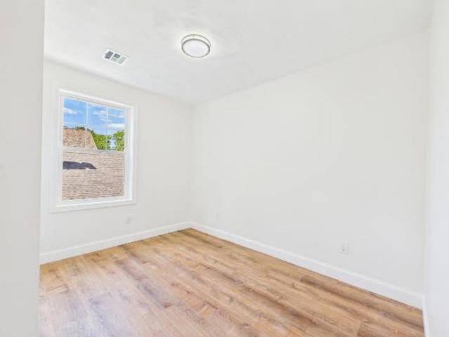 1 Br, 1 bath, Apartment 138 Camden Avenue