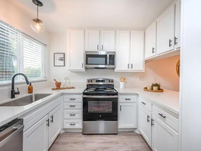1 Br, 1 bath, Apartment 1394 E Hillcrest Drive