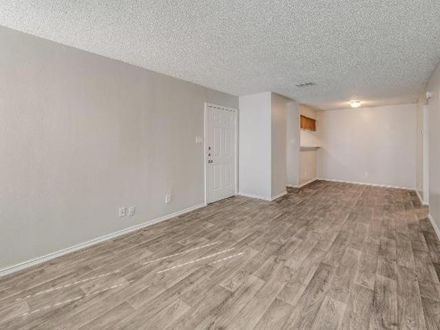 1 Br, 1 bath, Apartment 1300 Dallas Dr