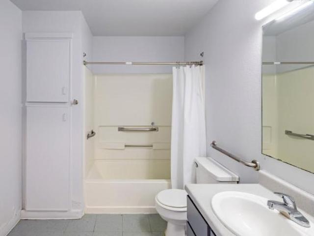 1 Br, 1 bath, Apartment 1300 E Ayers St