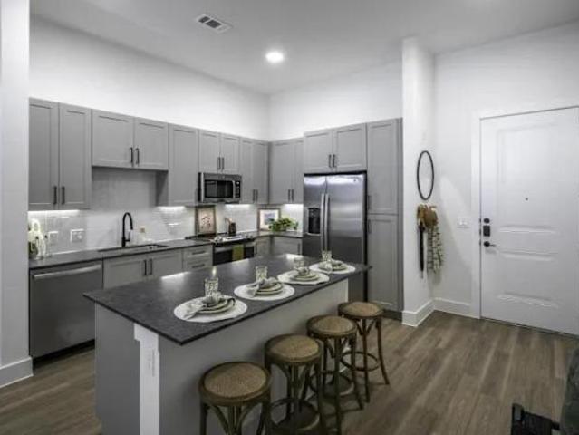 1 Br, 1 bath, Apartment 13250 Highland Hills Dr