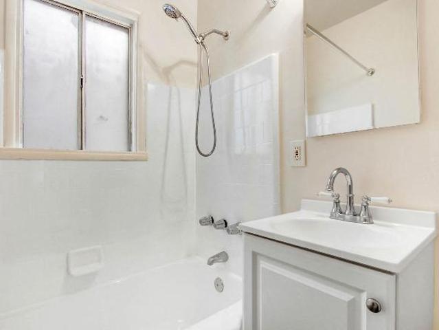 1 Br, 1 bath, Apartment 144 N Oxford Avenue