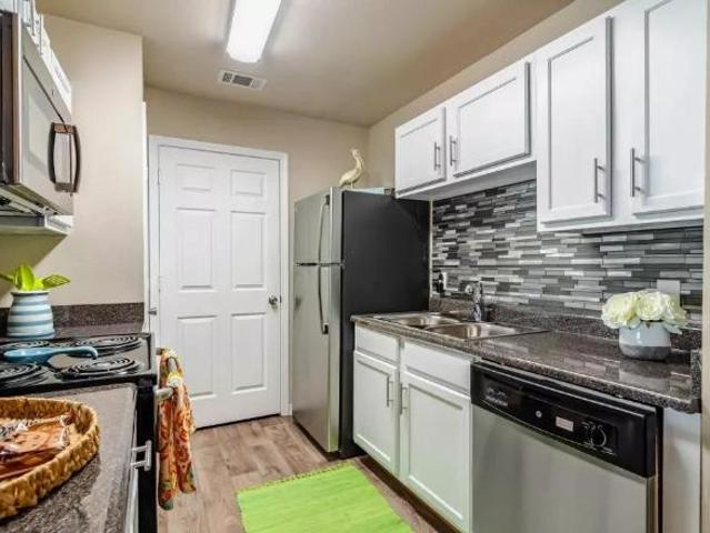 1 Br, 1 bath, Apartment 14510 Lemoyne Blvd