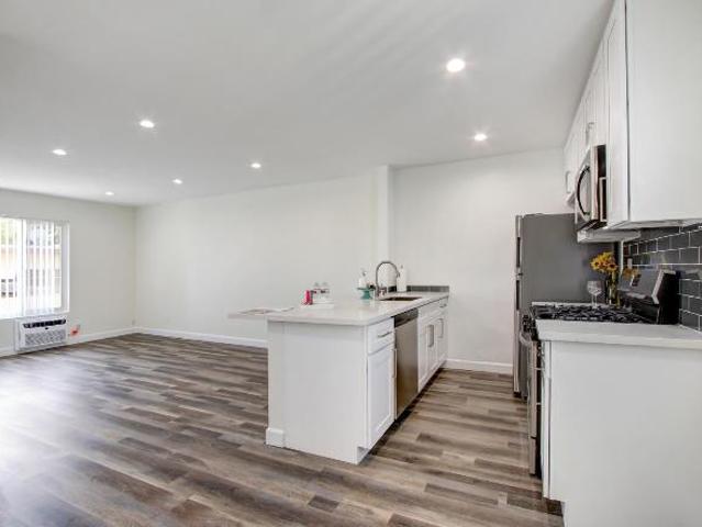 1 Br, 1 bath, Apartment 14849 Vanowen Street