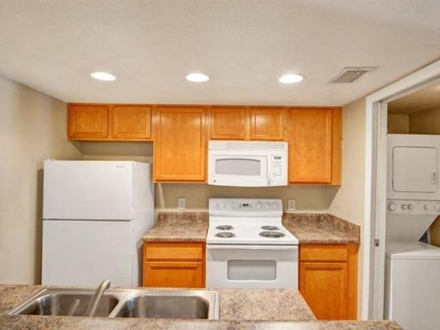 1 Br, 1 bath, Apartment 1415 N Country Club Dr