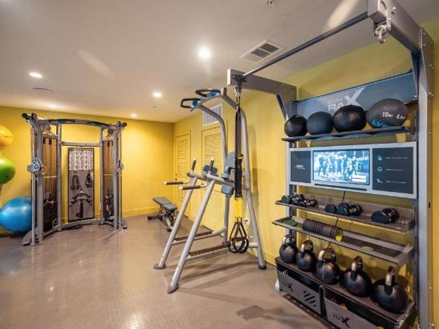 1 Br, 1 bath, Apartment 1424 Summit Avenue