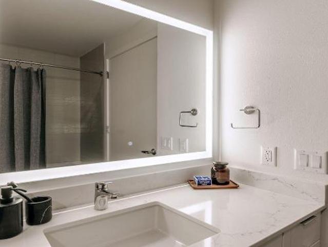 1 Br, 1 bath, Apartment 1430 NW Hoyt St