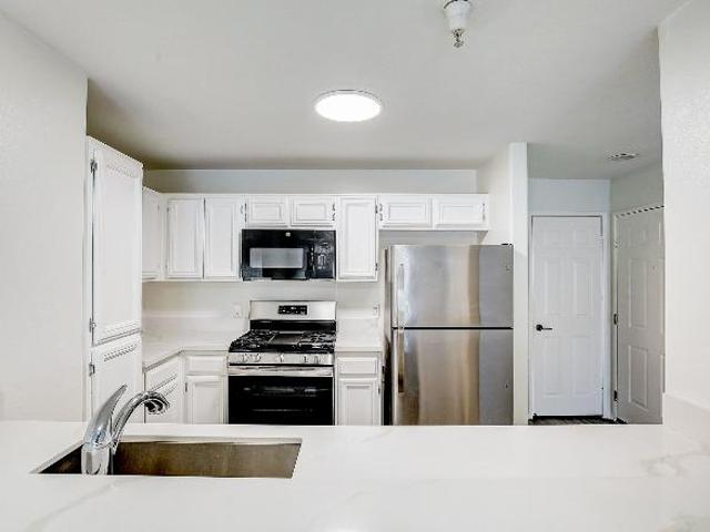 1 Br, 1 bath, Apartment 15736 Vanowen St