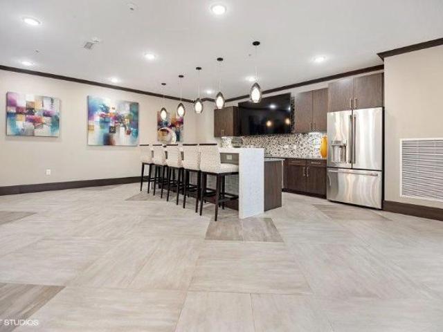 1 Br, 1 bath, Apartment 150 N East River Rd