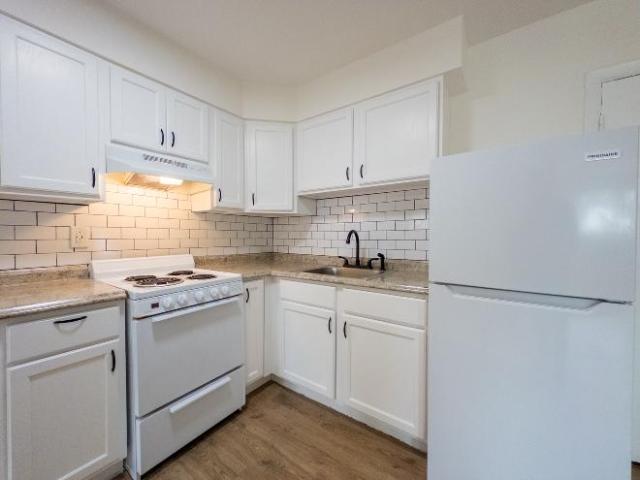 1 Br, 1 bath, Apartment 1528 Elmwood Ave