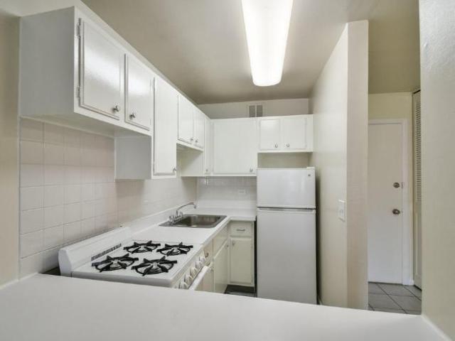 1 Br, 1 bath, Apartment 1610 Sunset Ave