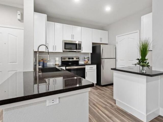 1 Br, 1 bath, Apartment 16356 N Thompson Peak Pkwy