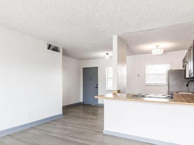 1 Br, 1 bath, Apartment 17600 NW 5th Ave