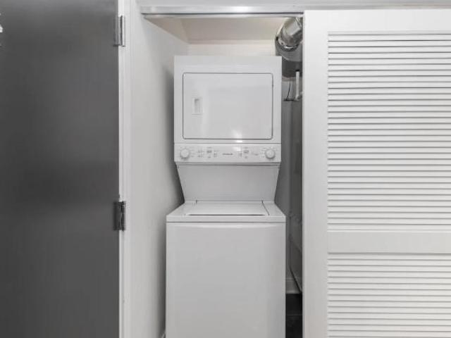 1 Br, 1 bath, Apartment 1879 N Milwaukee Ave
