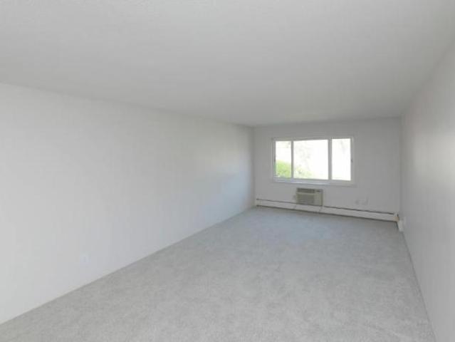 1 Br, 1 bath, Apartment 180 Parkview Dr