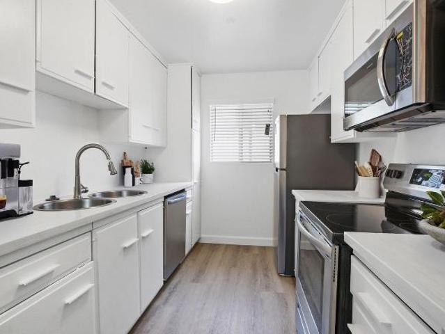 1 Br, 1 bath, Apartment 1810 S Bentley Ave