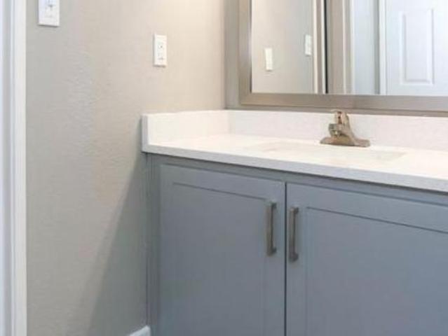 1 Br, 1 bath, Apartment 1975 E University Dr
