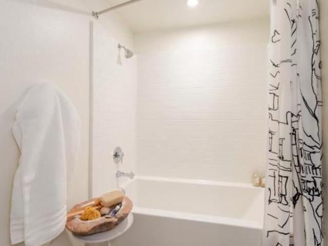 1 Br, 1 bath, Apartment 1901 E 1st St