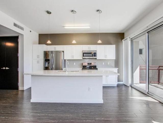1 Br, 1 bath, Apartment 1 W Broadway Blvd