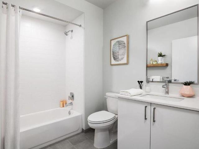 1 Br, 1 bath, Apartment 2000 W Diversey Ave