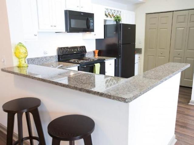 1 Br, 1 bath, Apartment 2000 Monroe Place NE