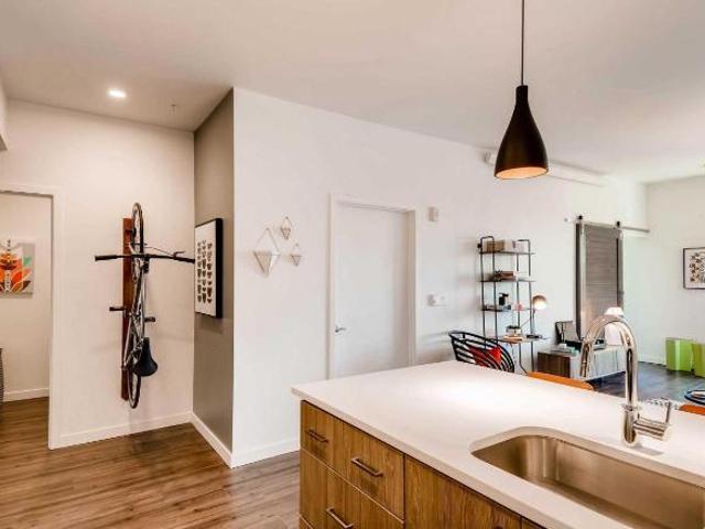 1 Br, 1 bath, Apartment 2005 N Willimas Ave