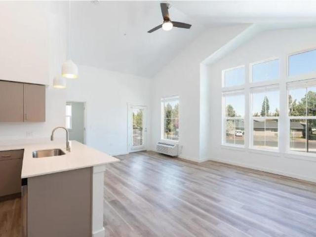 1 Br, 1 bath, Apartment 2031 NE Holliday Ave