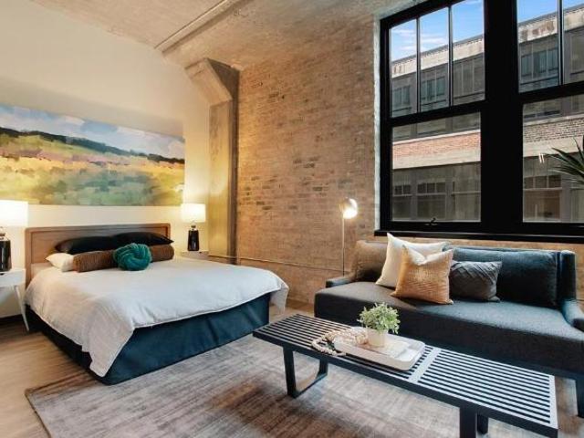 1 Br, 1 bath, Apartment 2032 N Clybourn Ave