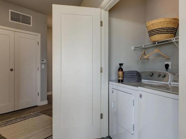 1 Br, 1 bath, Apartment 20 W Northwest Hwy