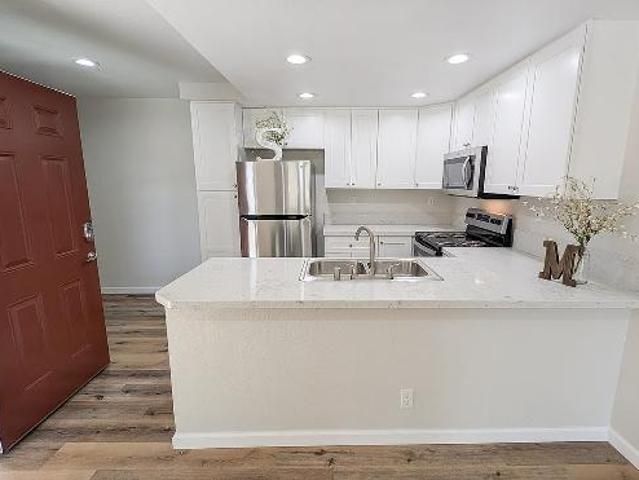 1 Br, 1 bath, Apartment 2100 S Cypress Avenue
