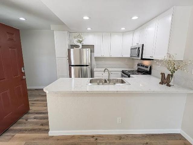 1 Br, 1 bath, Apartment 2100 S Cypress Avenue